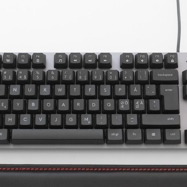 How to change keyboard layout on the GNOME and Plasma login screens